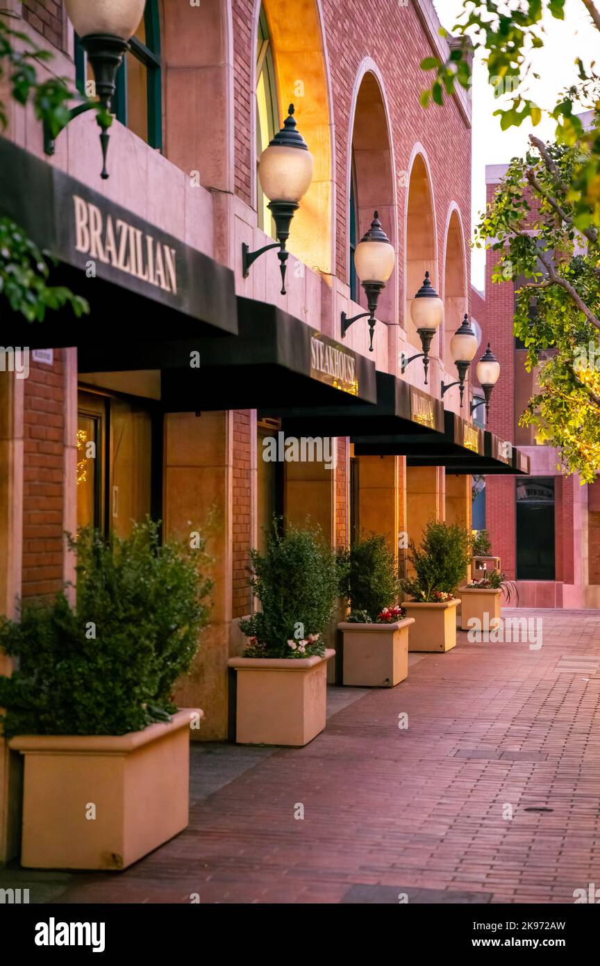 An alley way full of restaurants in Glendale Stock Photo - Alamy