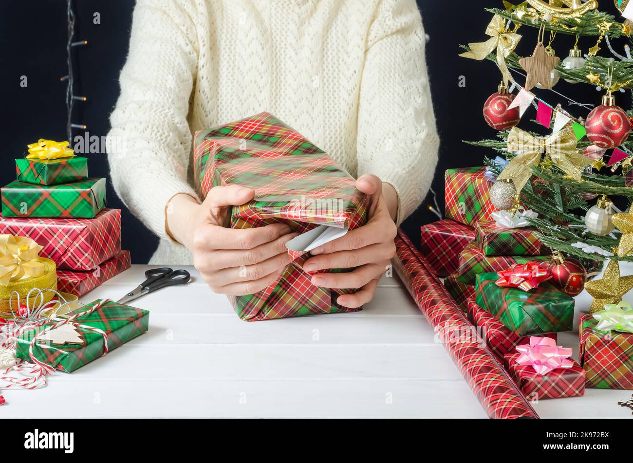 Step by Step Photo Instructions for Wrapping a Christmas Gift, Step 4 ...