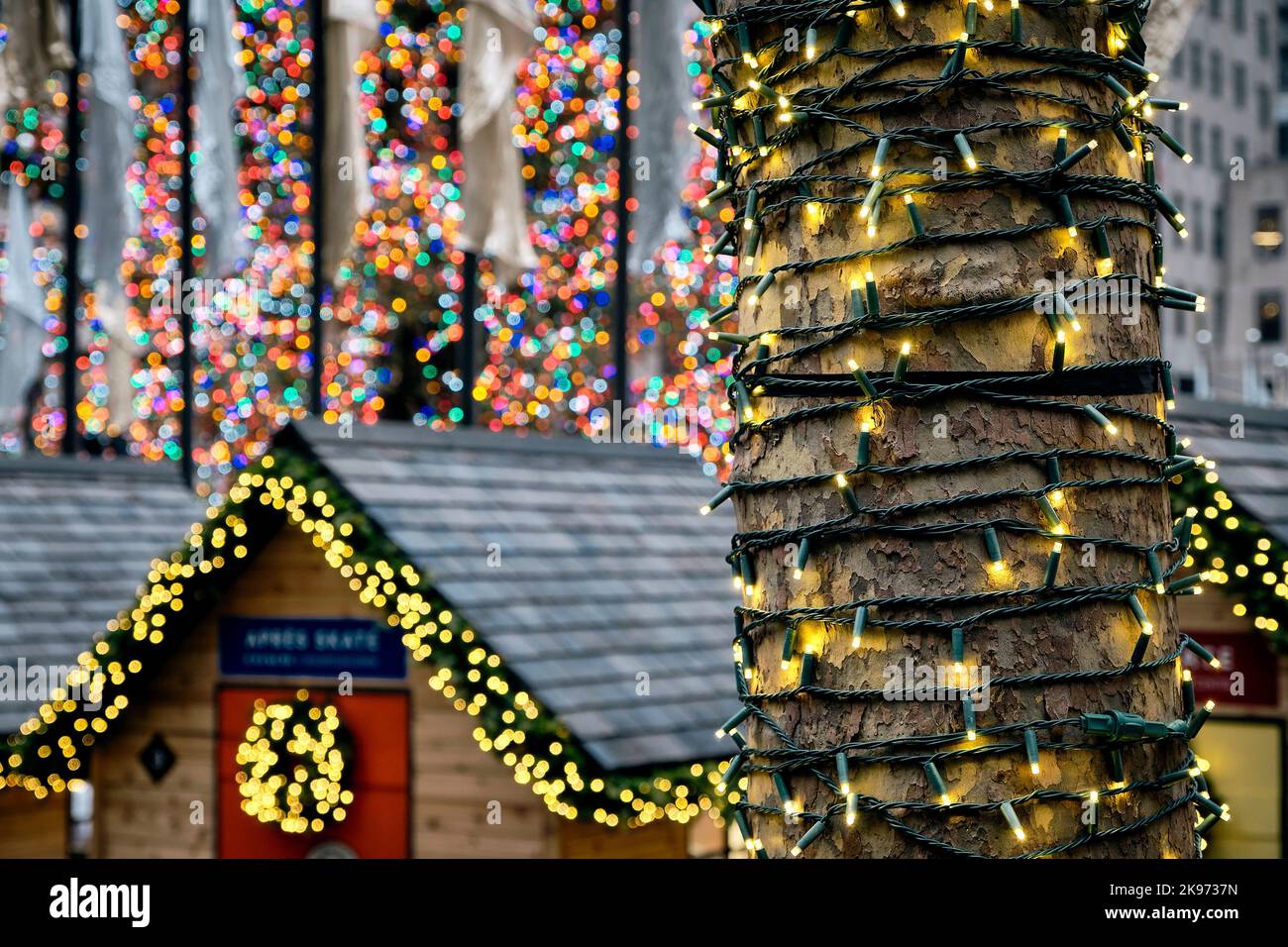 The Rockefeller Center Christmas decorations in Manhattan, New York ...
