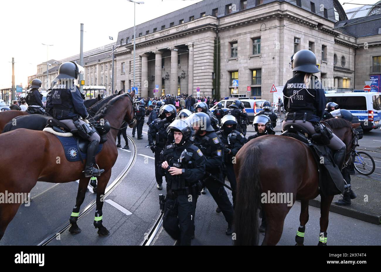 26 October 2022, Hesse, Frankfurt/Main: Police officers accompany fans ...