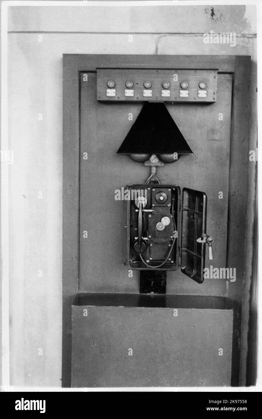 Indication device on platform for arriving trains, as well as signal ...