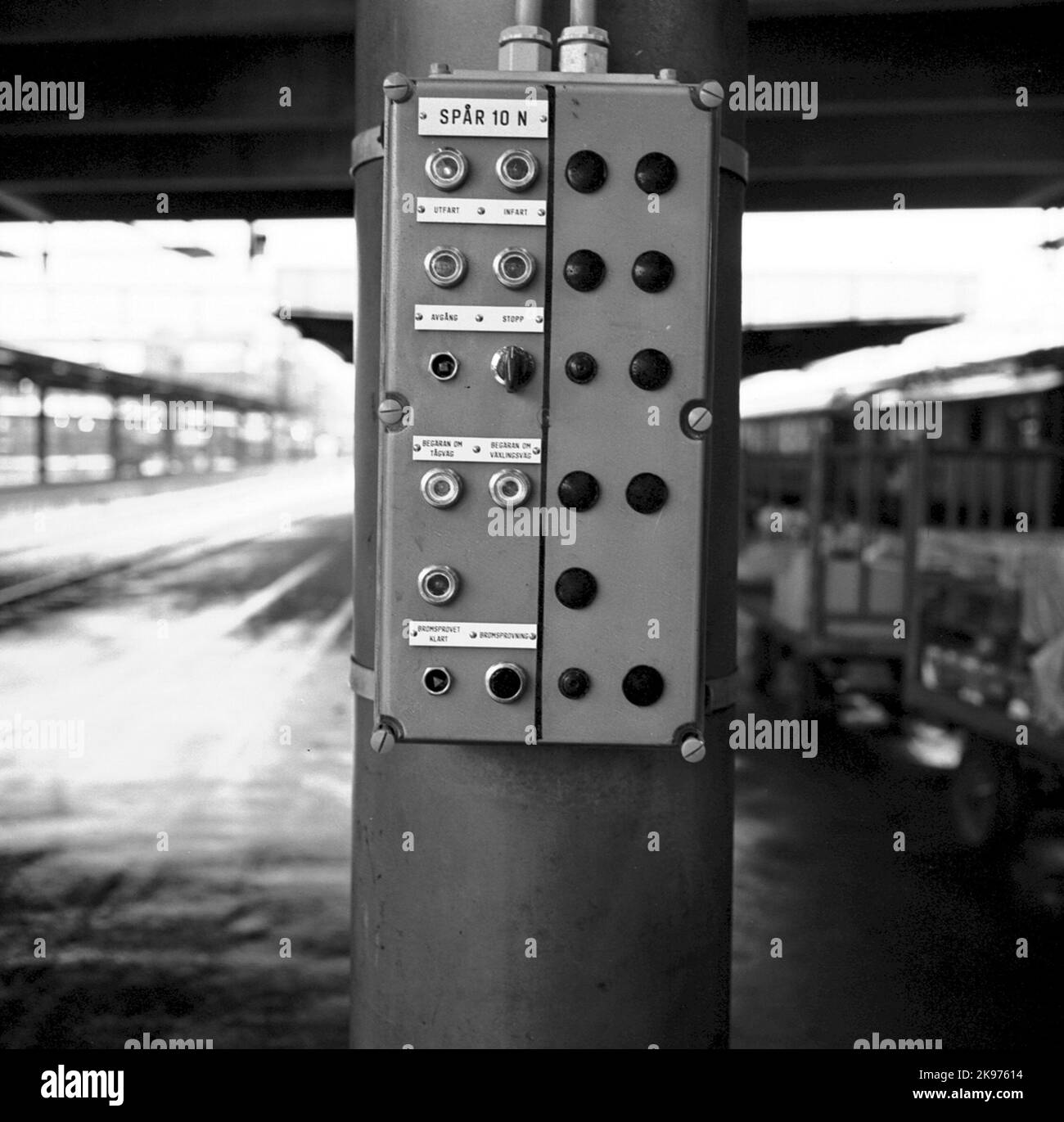 Switchgear For Exit Signals Maneuvering Through Staff On The Track Or