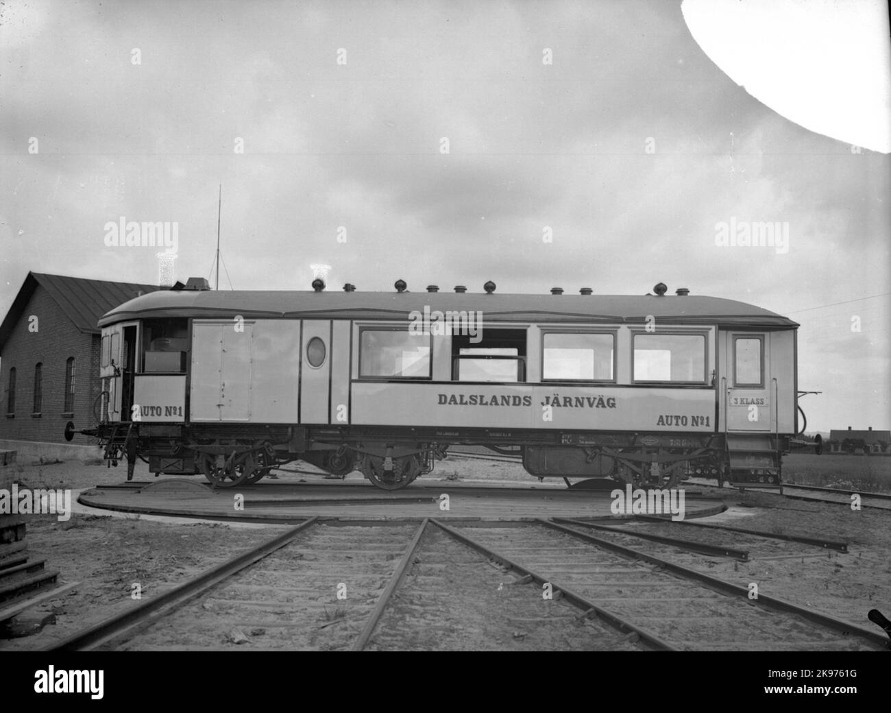 DJ steam car auto 1. Shipment photo. The steam car on the turntable ...