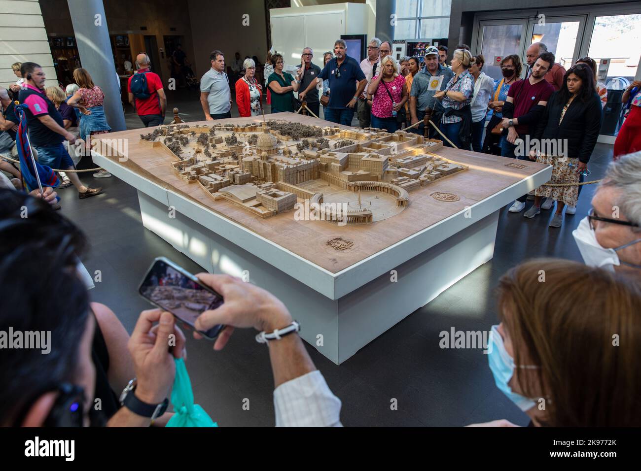 Vatican City State. 19th Sep, 2022. The tour guide begins the Vatican ...