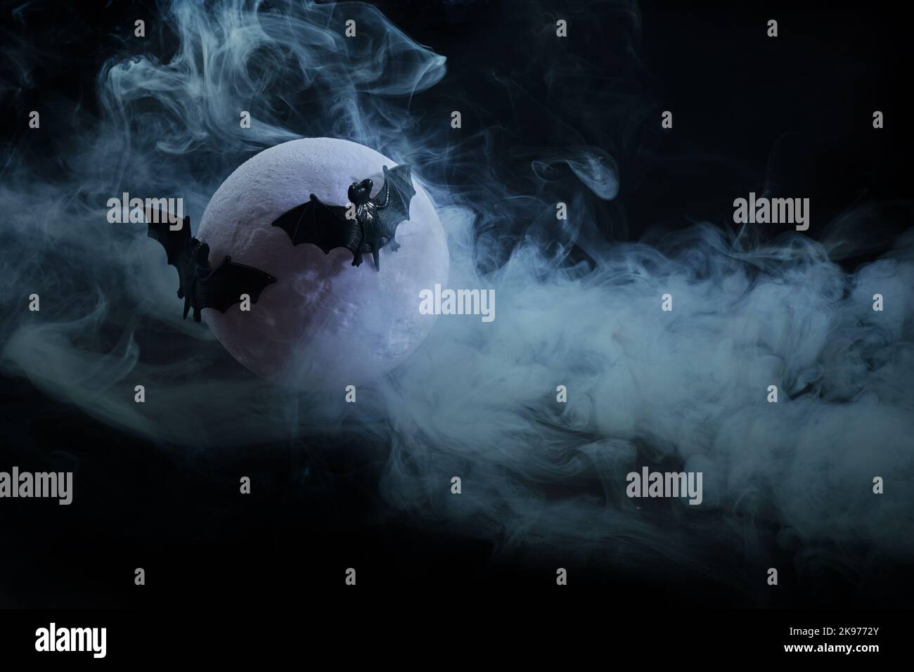 Halloween background. Spooky scary dark night full moon and bats Stock ...