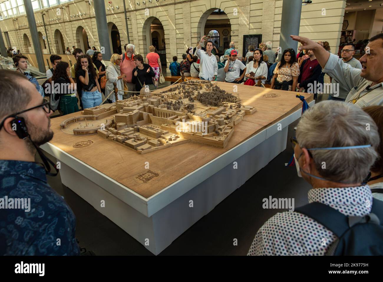 Vatican City State. 19th Sep, 2022. The tour guide begins the Vatican ...