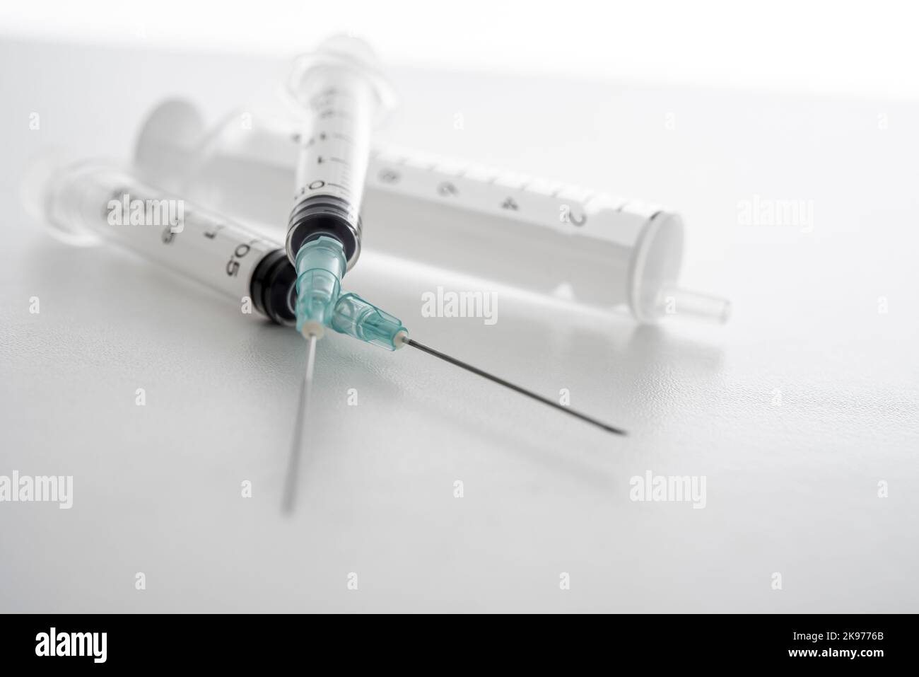 A white table with syringes on top of each other Stock Photo - Alamy
