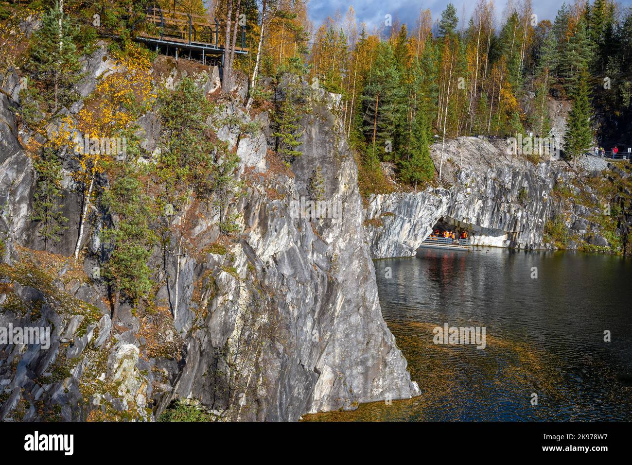 RUSKEALA, RUSSIA - OCTOBER 09, 2022: Sunny autumn day in Marble Canyon ...