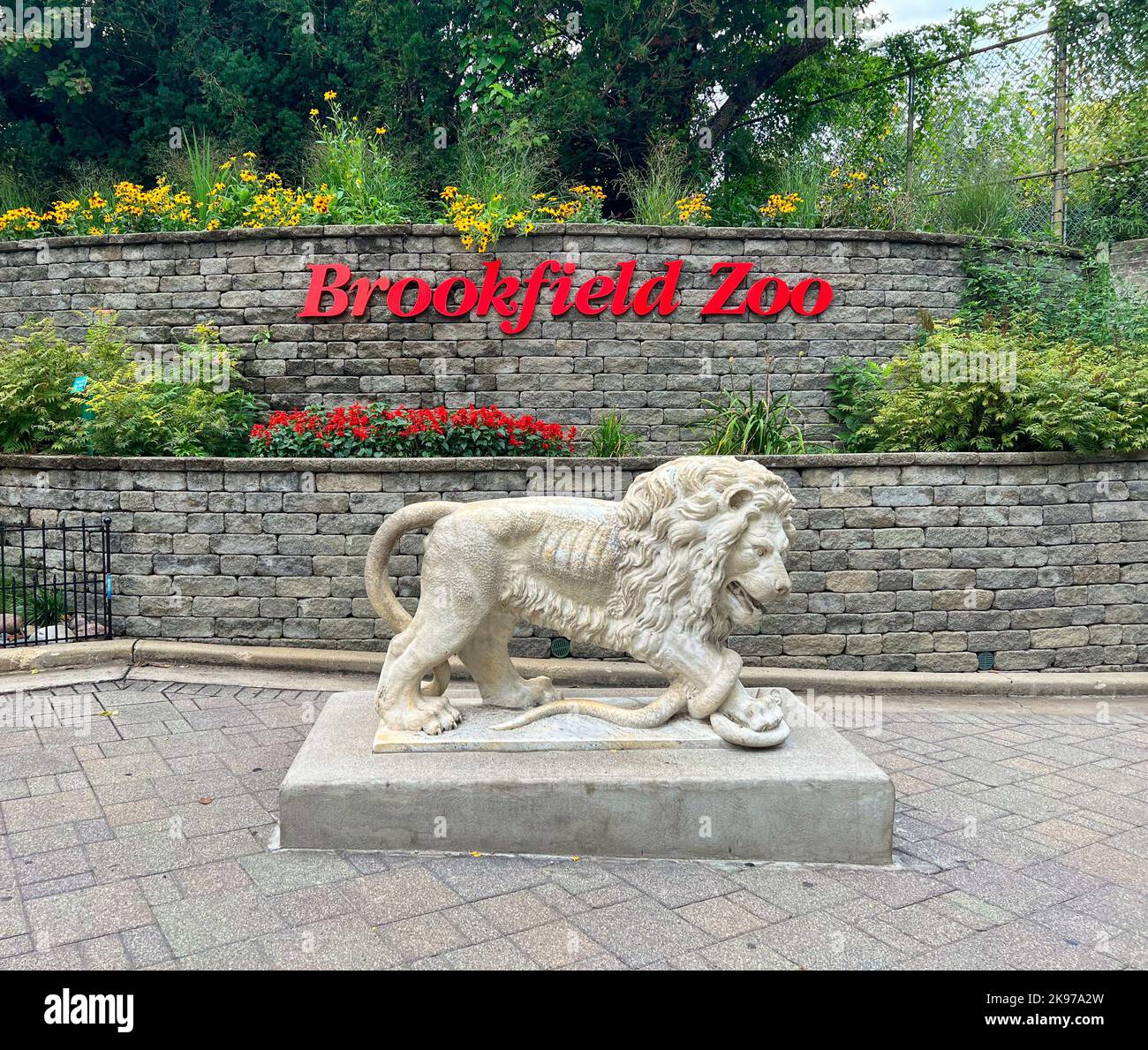 Lion statue at the entrance of Chicago's Brookfield Zoo Stock Photo - Alamy