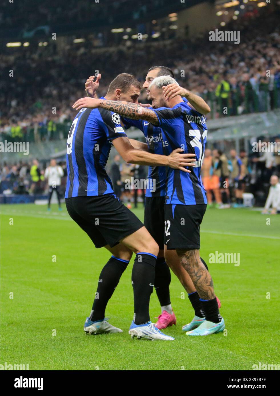 Edin Dzeko of Fc Inter celebrating with team mates after goal during ...