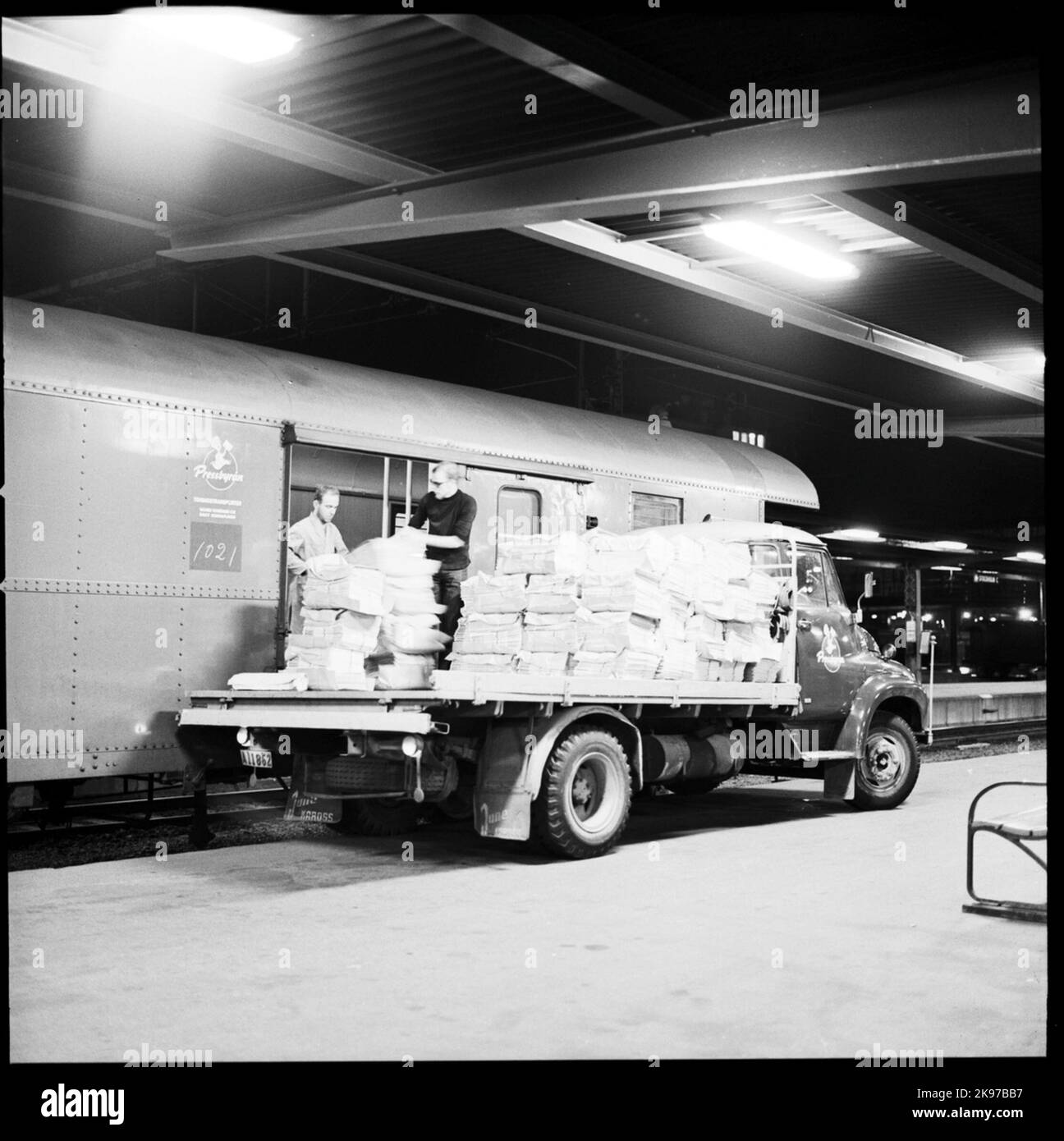 Newspaper load Pressbyrån, between laser car and for sorting / bundling ...