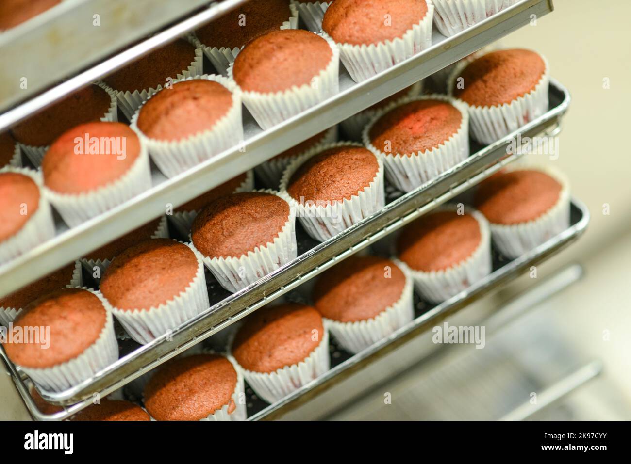 Red velvet cake oven hi-res stock photography and images - Alamy