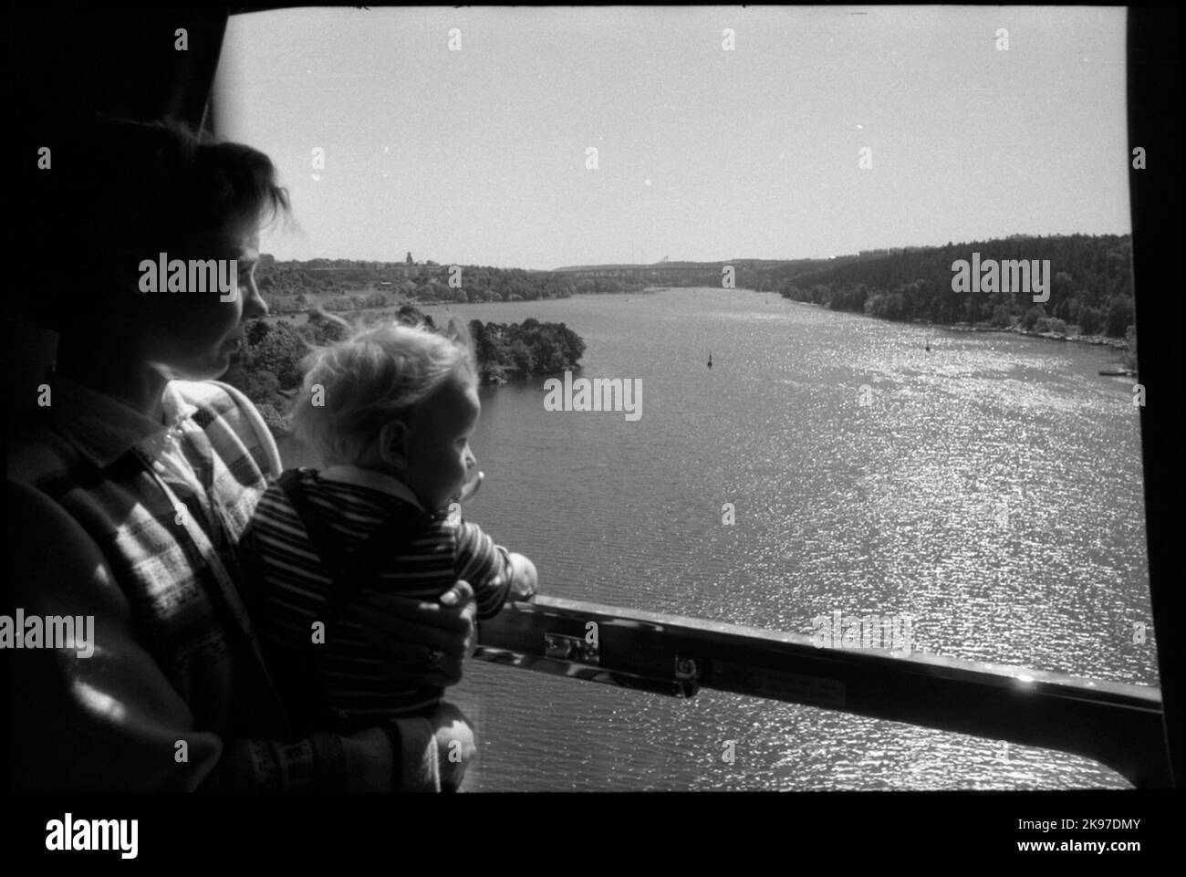 View from Årstabron south towards Skanstullsbron. Årsta islets to the ...
