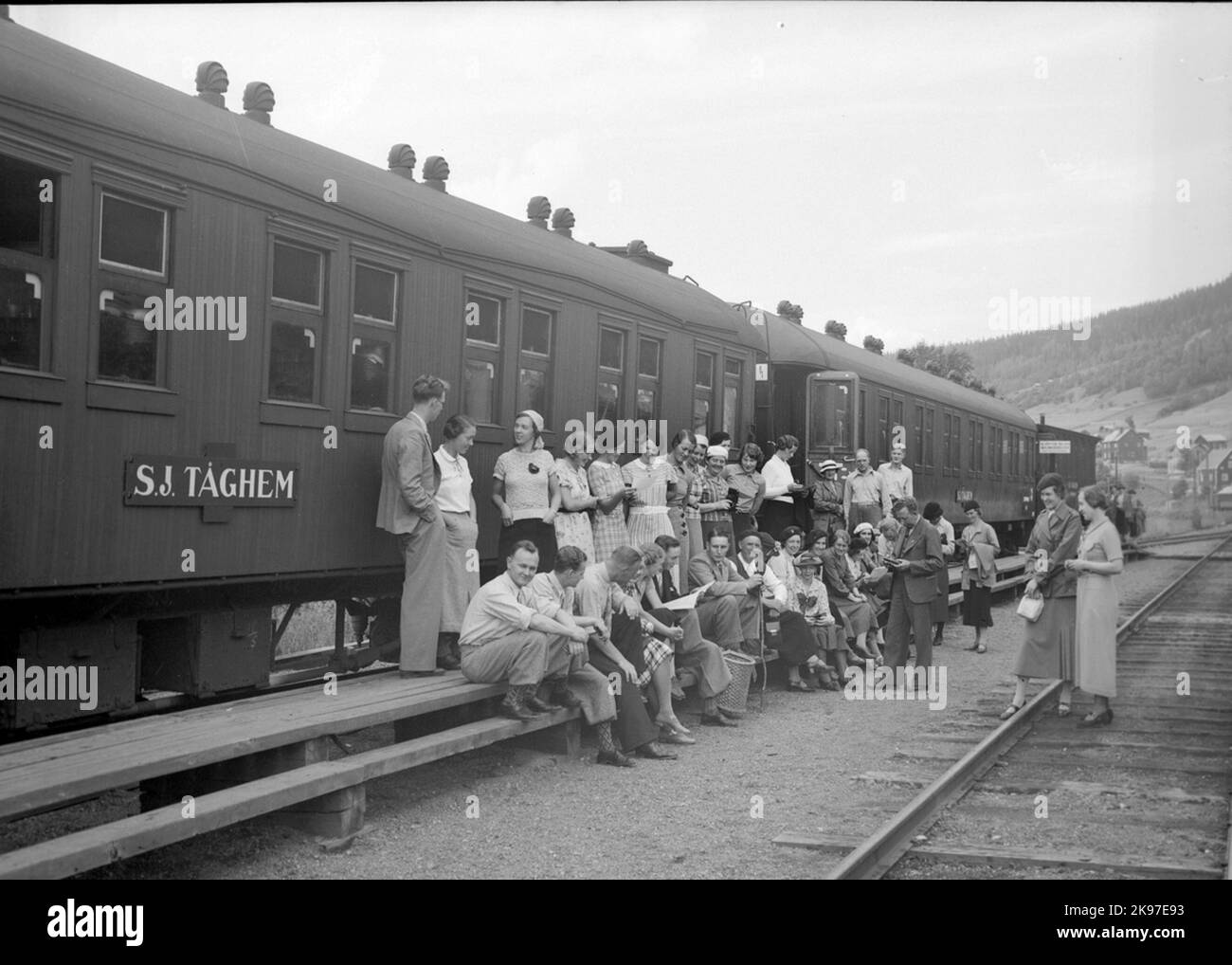 State Railways, SJ Train Home. Newly arrived travelers at a train home ...