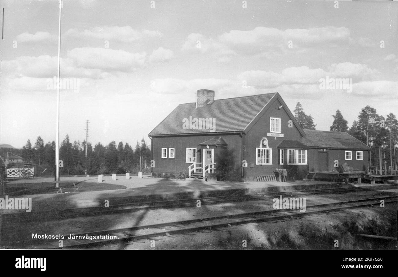 Station built in 1935. One -story station house in wood, combined at an ...