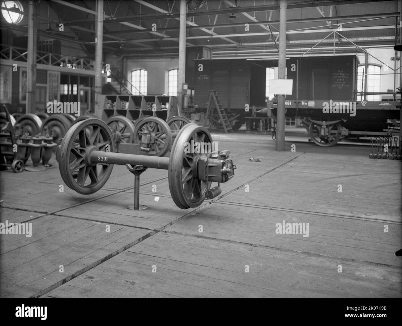 Workshop interior pneumatic turning device for carriage wheel x461 ...