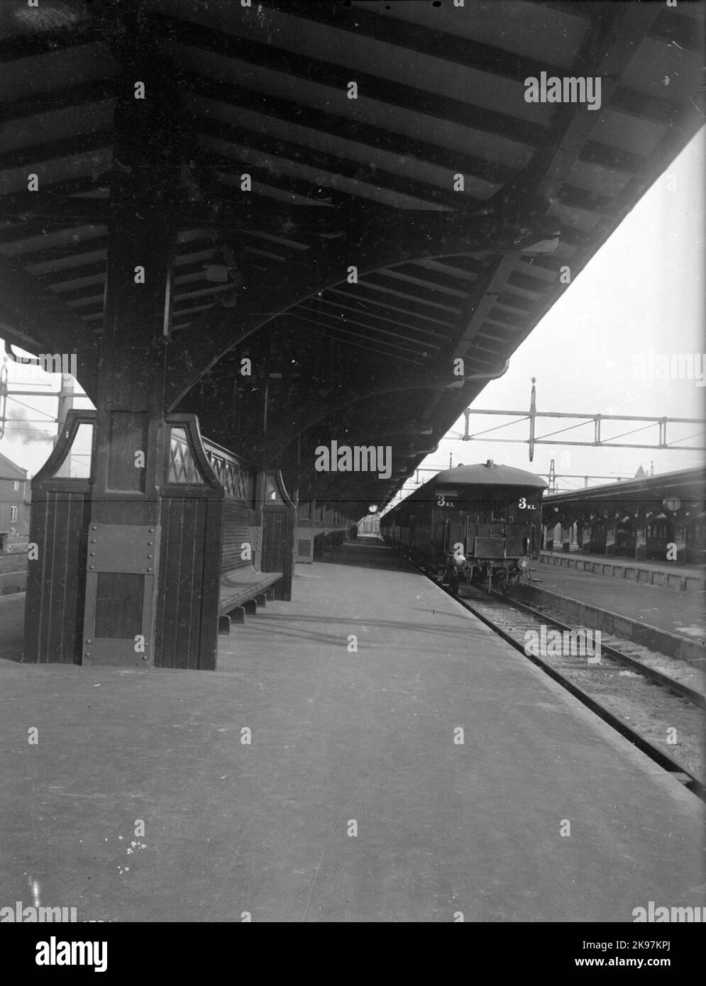 Platform roof hi-res stock photography and images - Alamy