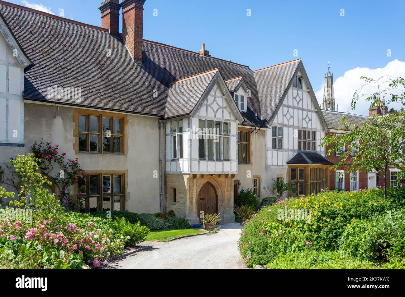 Period cottages by gloucester cathedral college green city centr hi-res ...