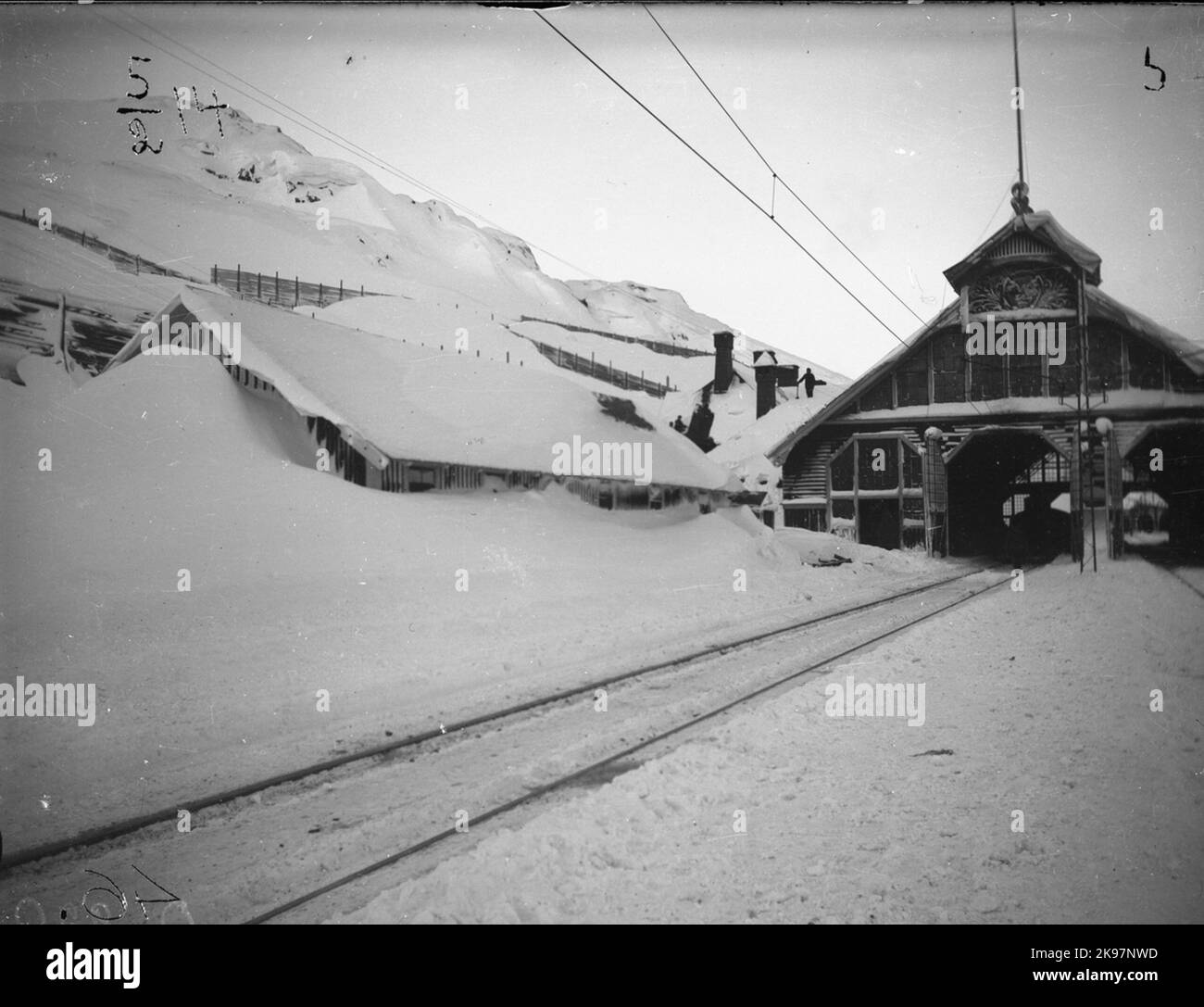 Station and track hall Stock Photo - Alamy