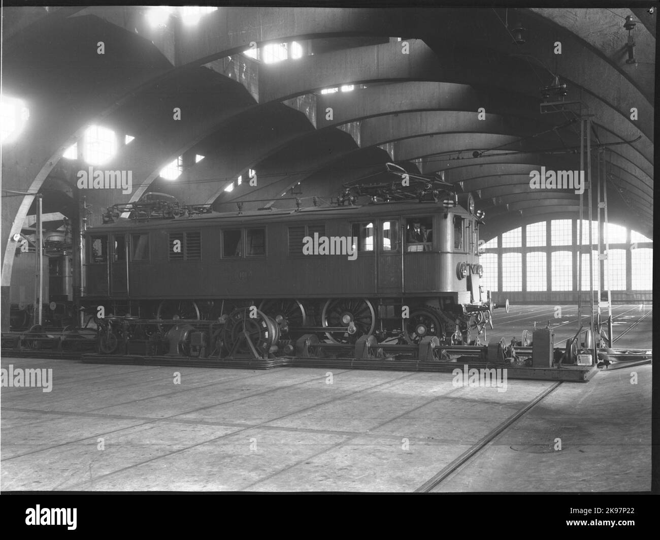 Hagalund Lokhall. (Hagalunds övre) Ellok SJ Ds 109 Stock Photo - Alamy
