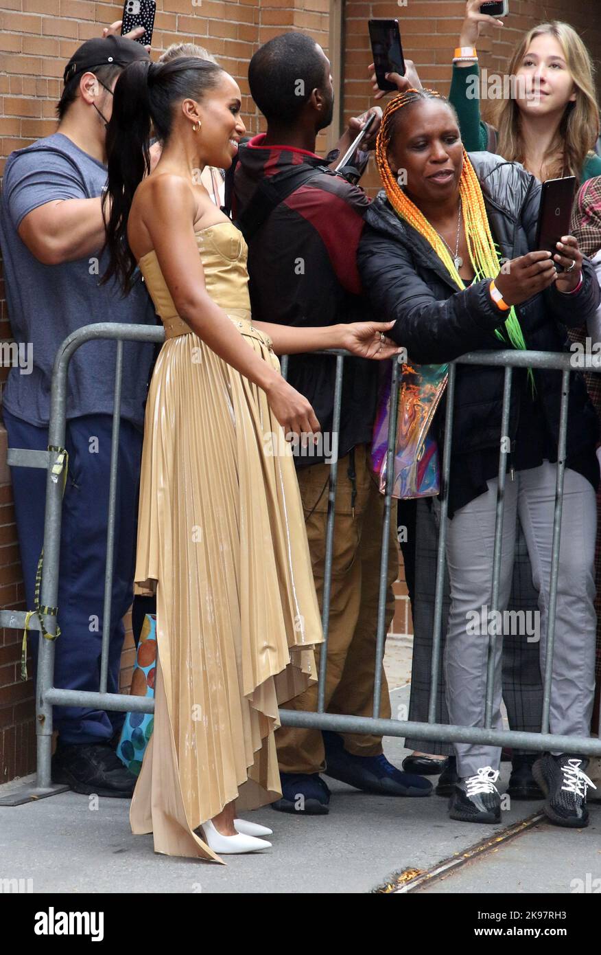 New York, NY, USA. 26th Oct, 2022. Kerry Washington seen exiting The ...