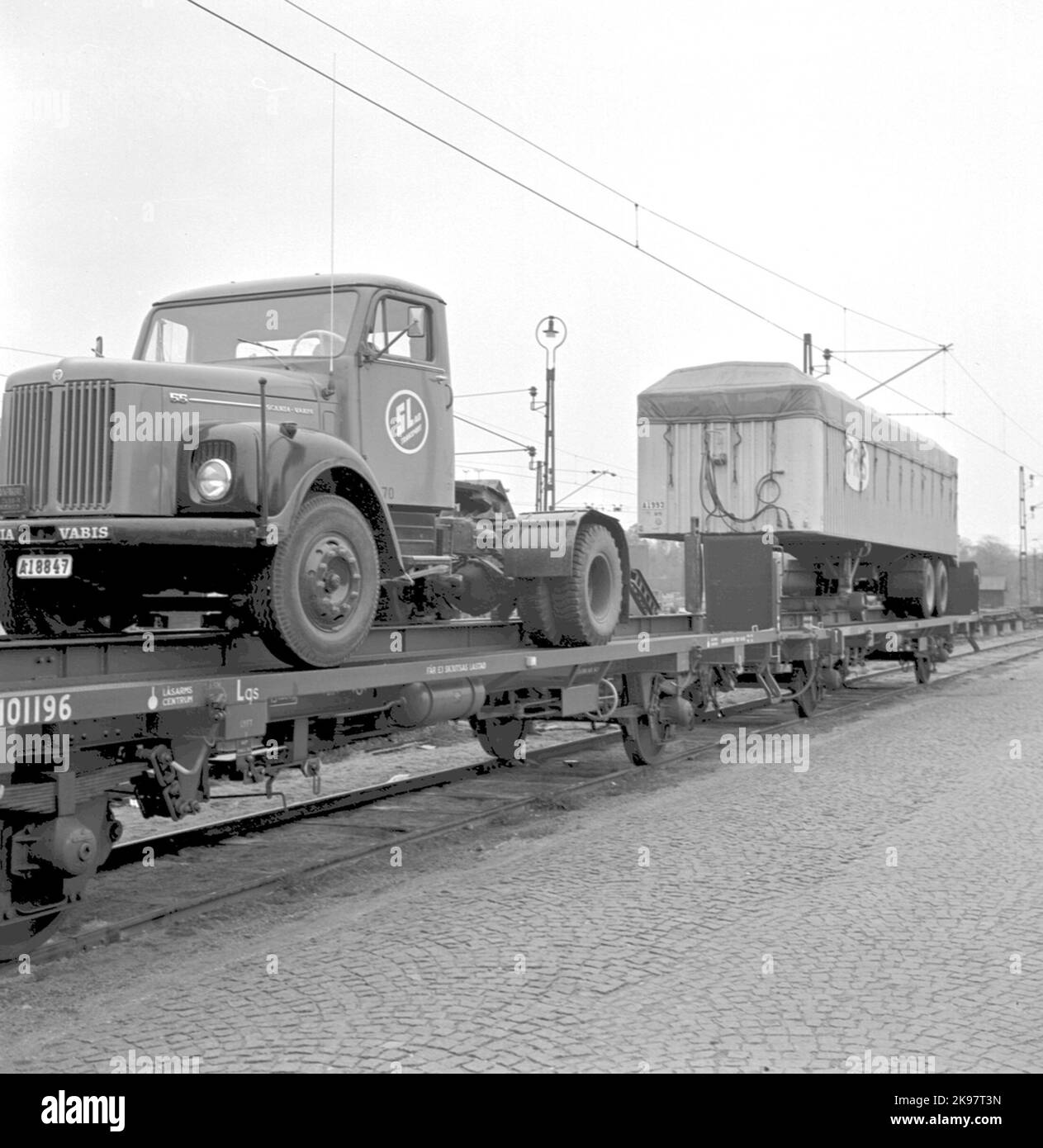 Piggy-backtransport. Dragbil Scania Vabis. SJ LQS 101196 Stock Photo ...