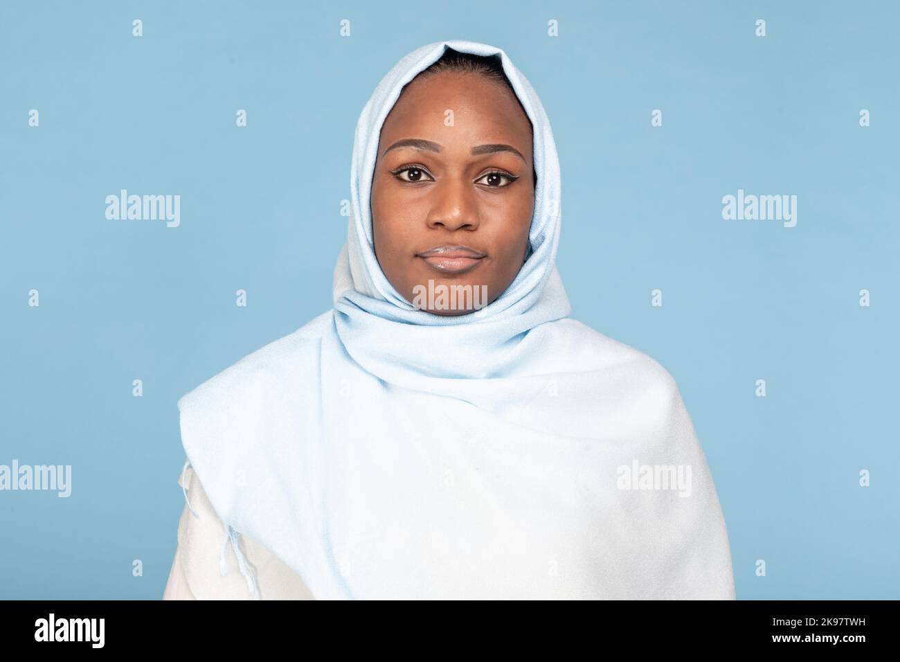 Portrait of beautiful african american muslim woman in hijab posing ...