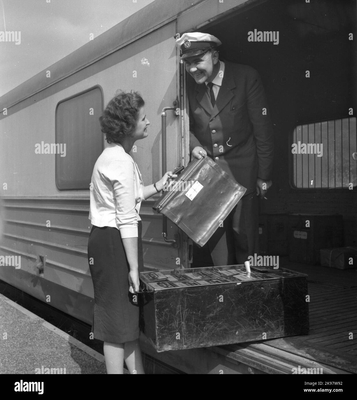 Station. Post guard Marianne Sörhus and motor car driver Erik Broman ...