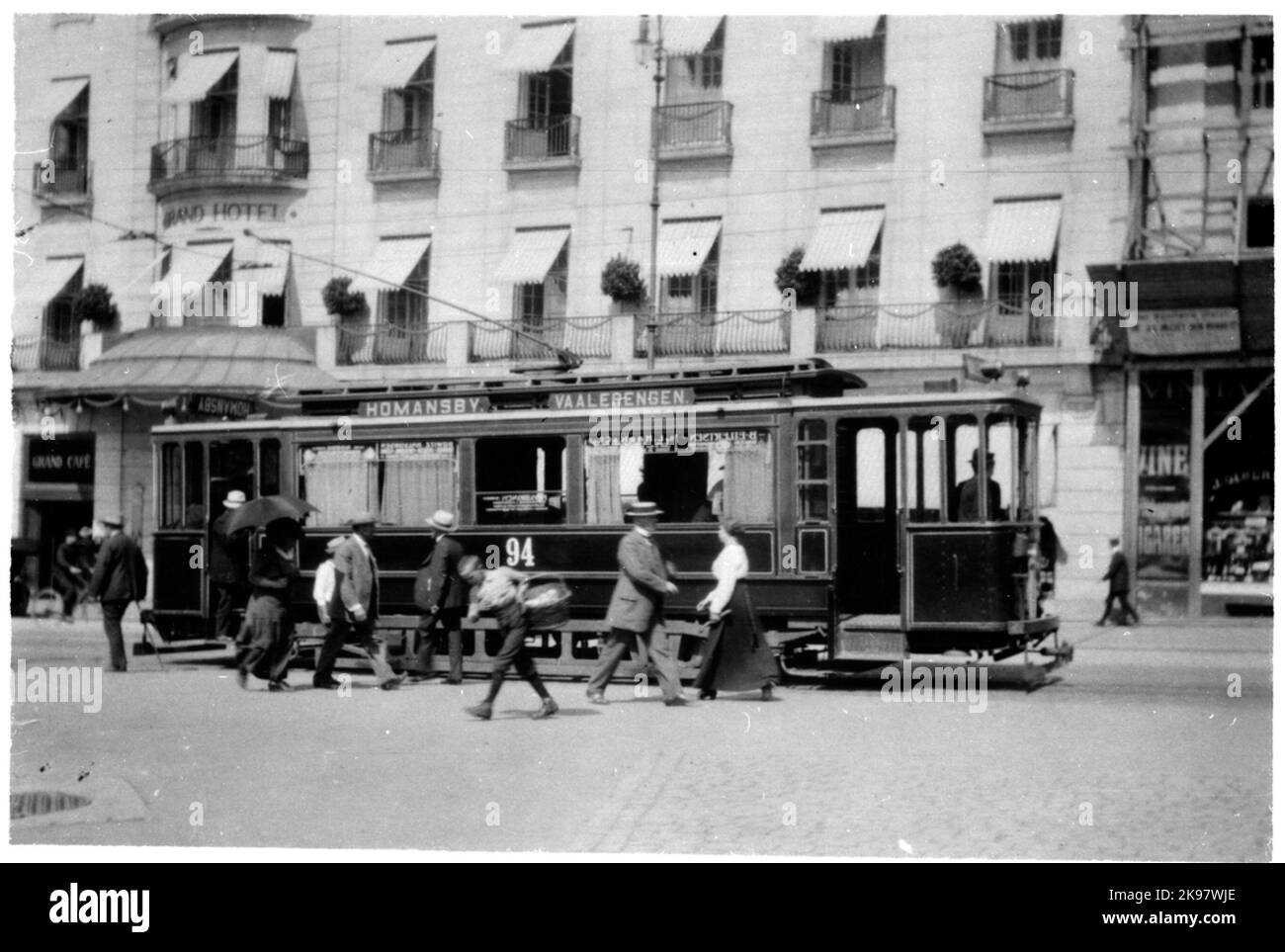 Kristiania Sporveisselskab, KSS outside the Grand Hotel on Karl Johan's ...