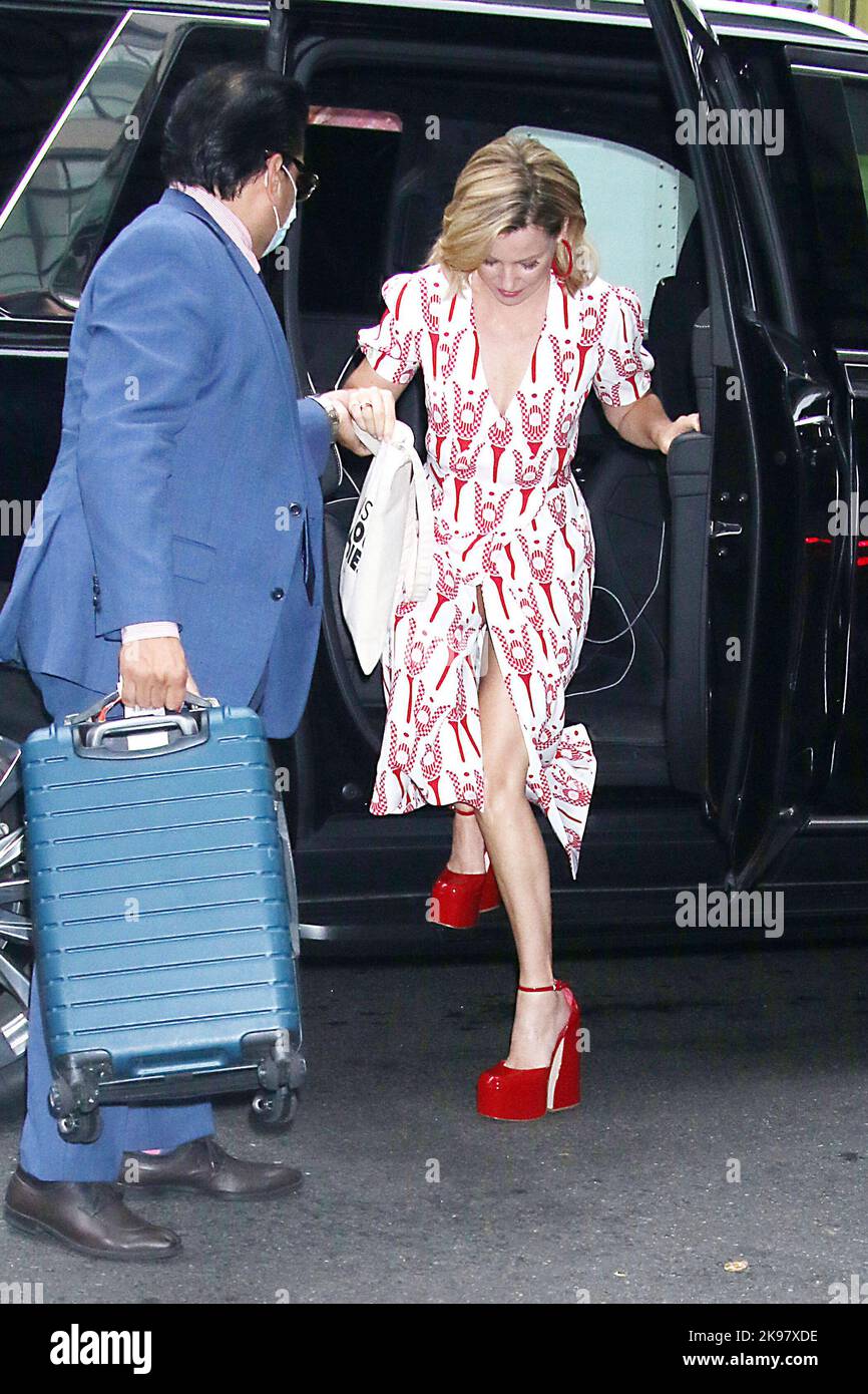 Elizabeth Banks Outside Of CBS Studios -PICTURED: Elizabeth Banks ...