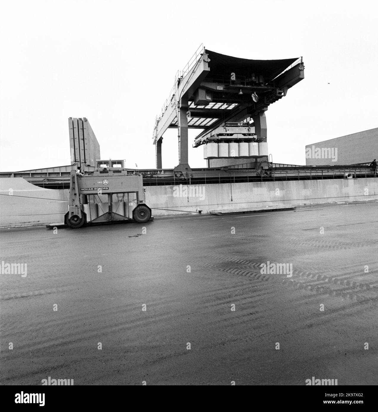Loading of paper bales in the harbor Stock Photo - Alamy