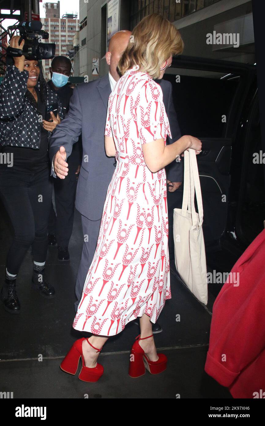 Elizabeth Banks Outside Of CBS Studios -PICTURED: Elizabeth Banks ...