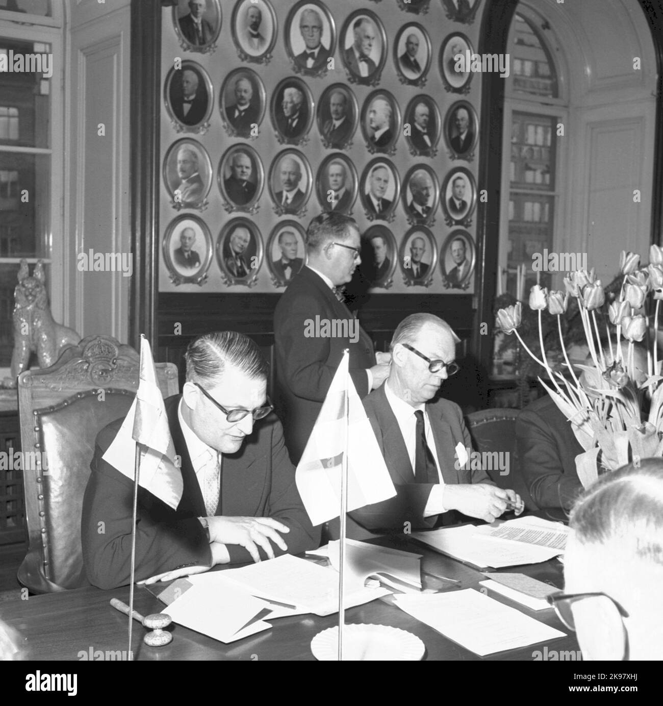 Plenary lecture in the plenary board Director Erik Upmark on the left ...