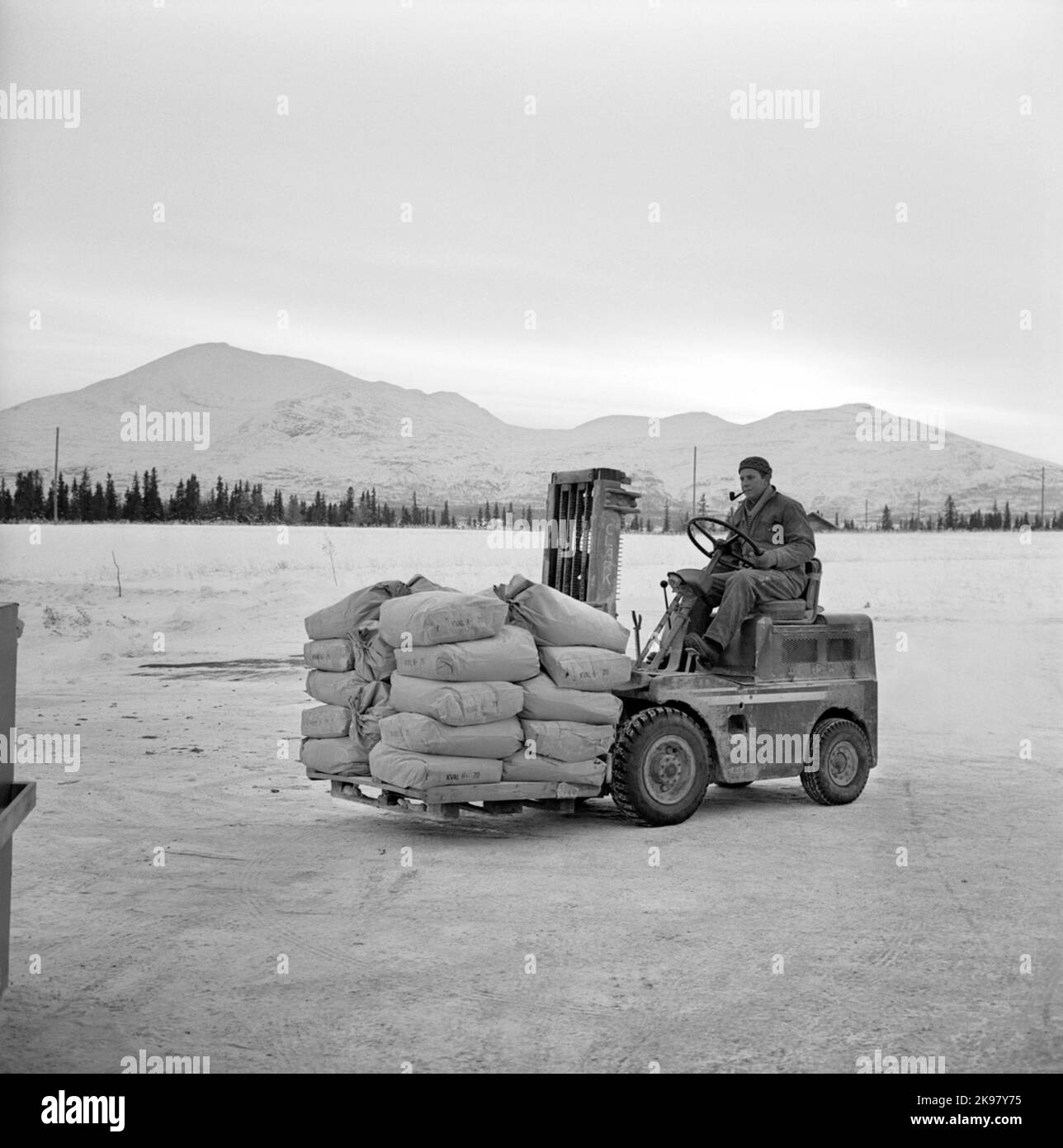 Transhipment of goods Stock Photo - Alamy