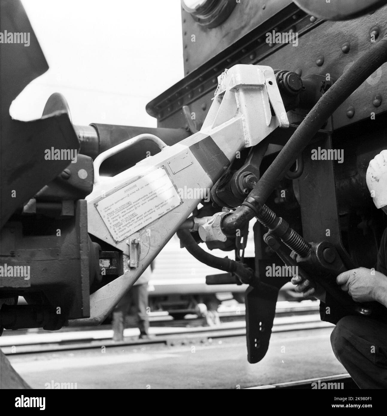 Coupling device between motor carriage and locomotive with instruction ...