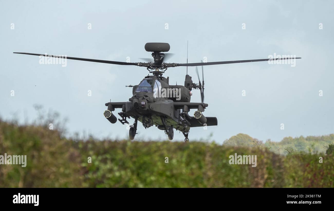 close-up head-on view of ZM707 British army Boeing Apache Attack ...