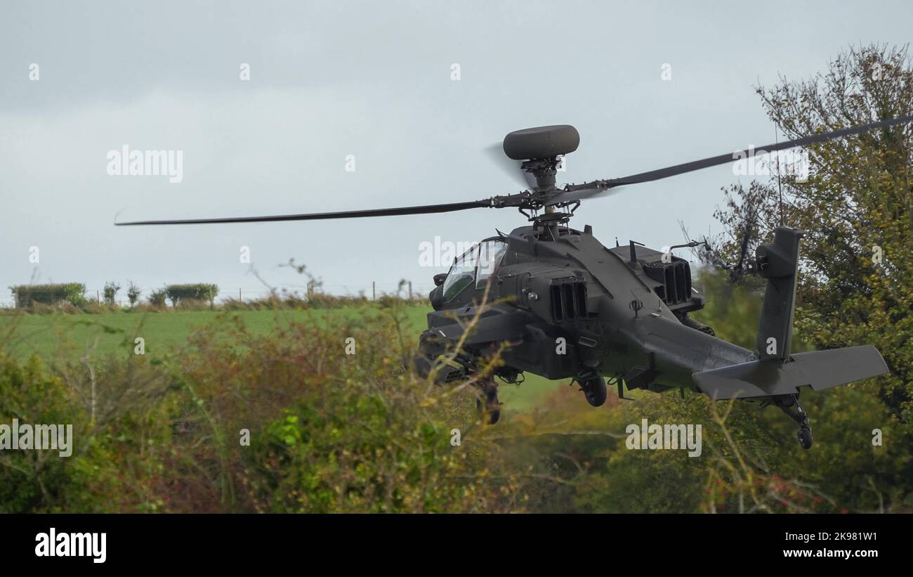 close-up head-on view of ZM707 British army Boeing Apache Attack ...