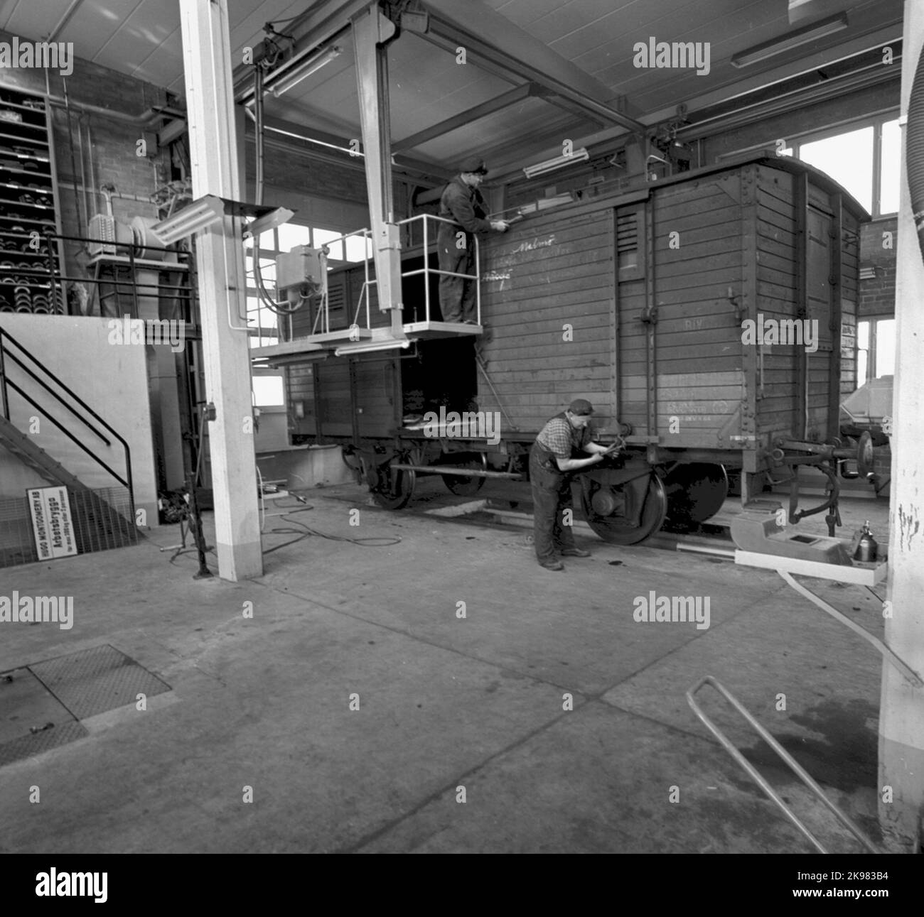 Operating workshop for freight wagon maintenance Stock Photo - Alamy