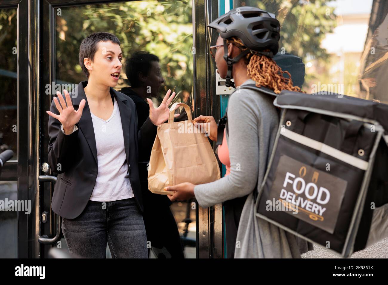 Unsatisfied client refuse taking late food order, delivery delay ...