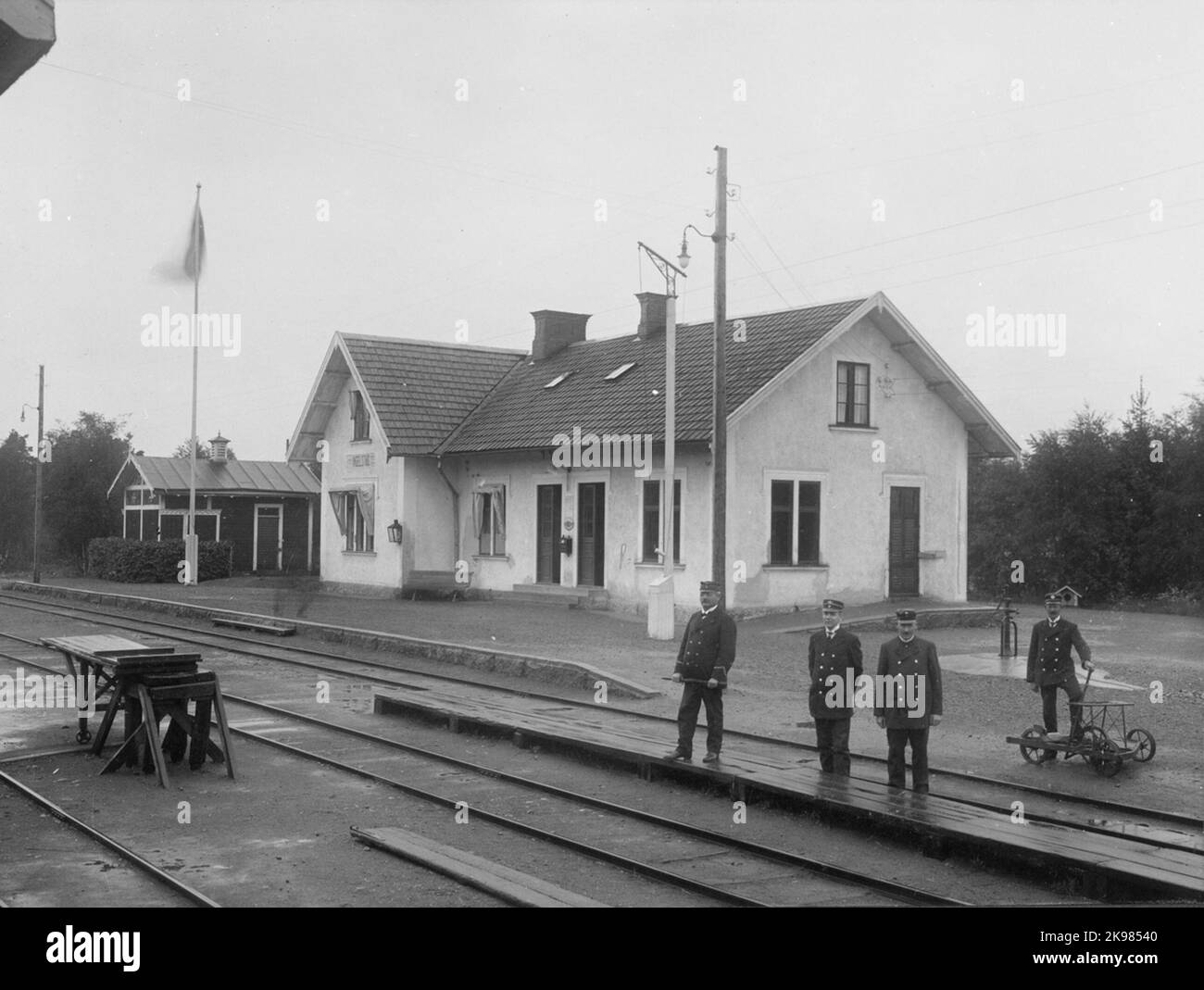 A crowd of railway officials poses at the station in Ingelstad Stock ...