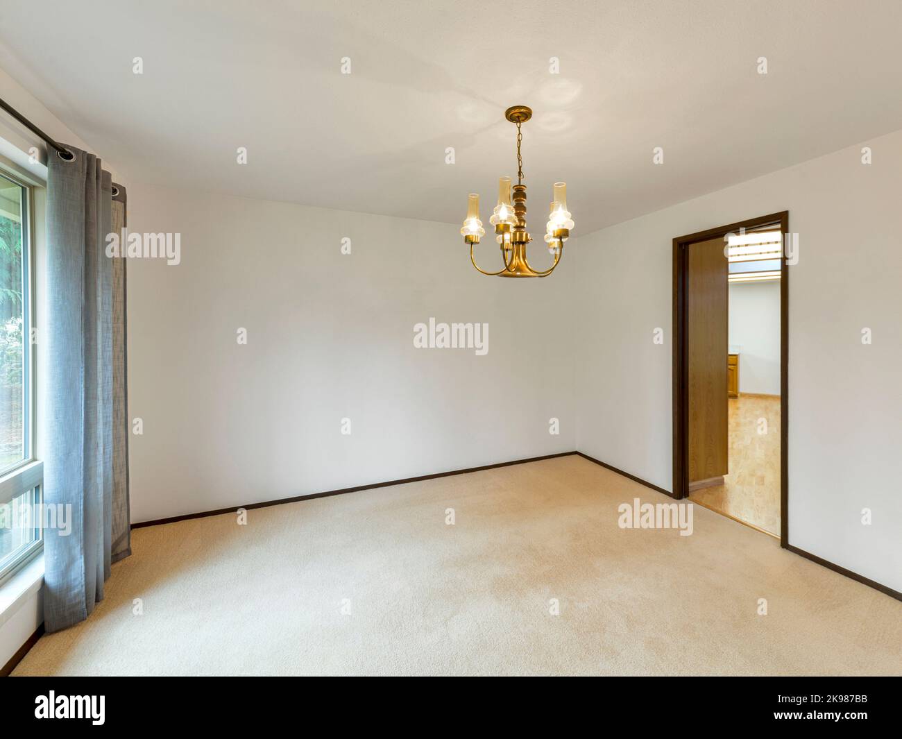 Empty dining room hi-res stock photography and images - Alamy