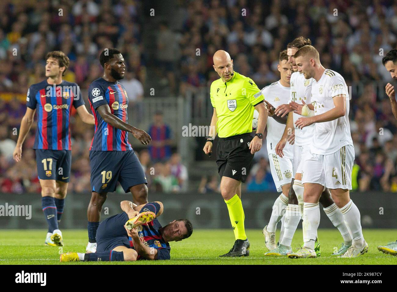 Robert lewandowski and referee anthony taylor hi-res stock photography ...