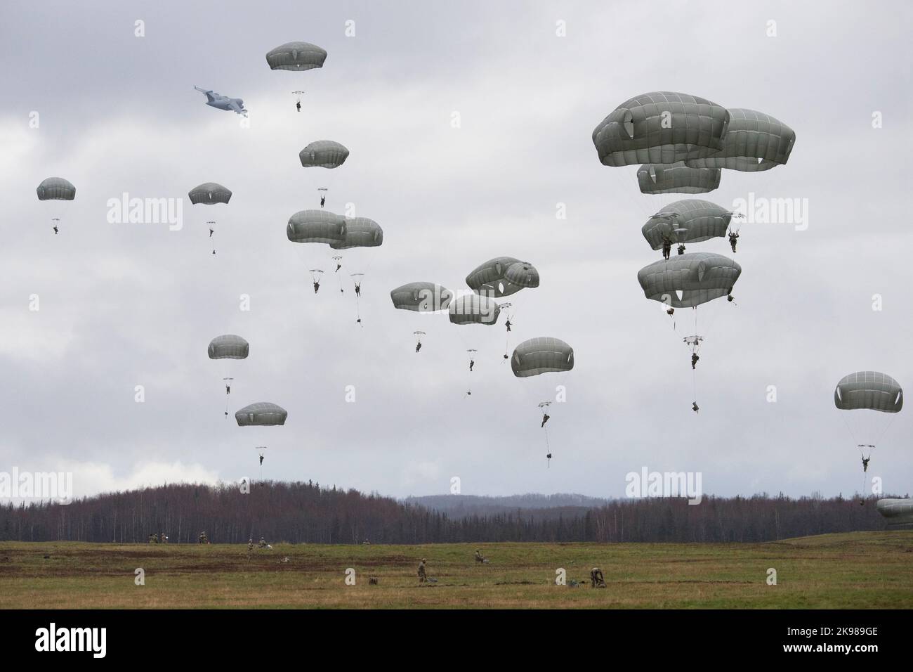 U.S. Army paratroopers assigned to the 2nd Infantry Brigade Combat Team ...