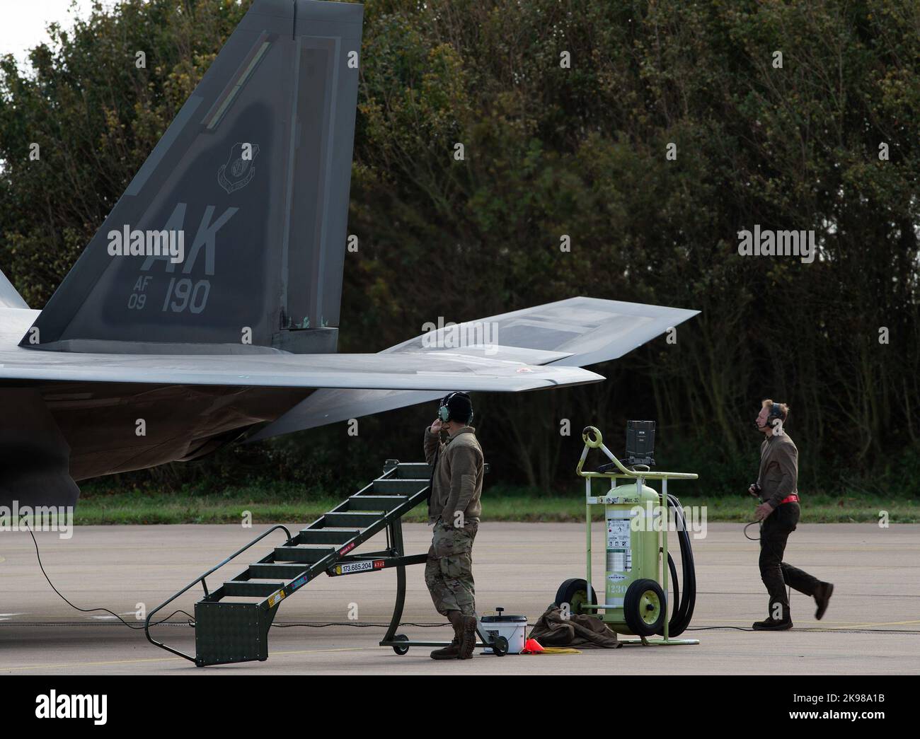 U.S. Air Force maintainers assigned to the 90th Expeditionary Fighter ...