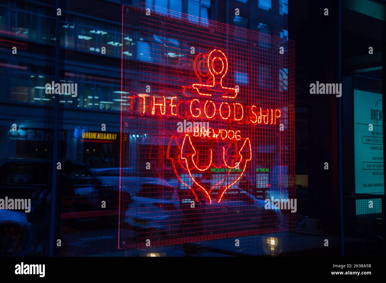 Neon beer signs hi-res stock photography and images - Alamy