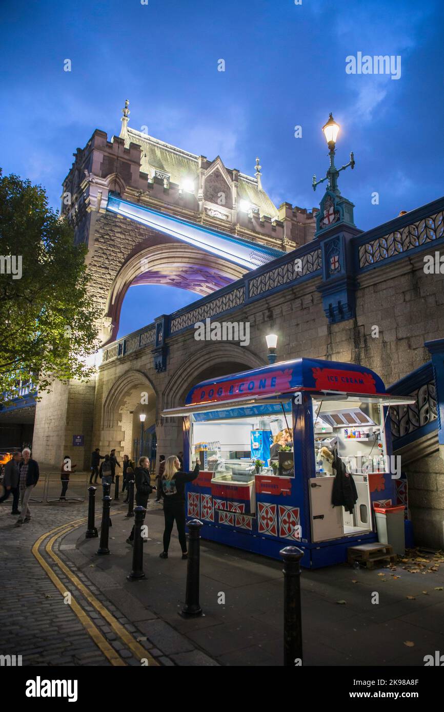 Tower Bridge London snack bar Stock Photo - Alamy