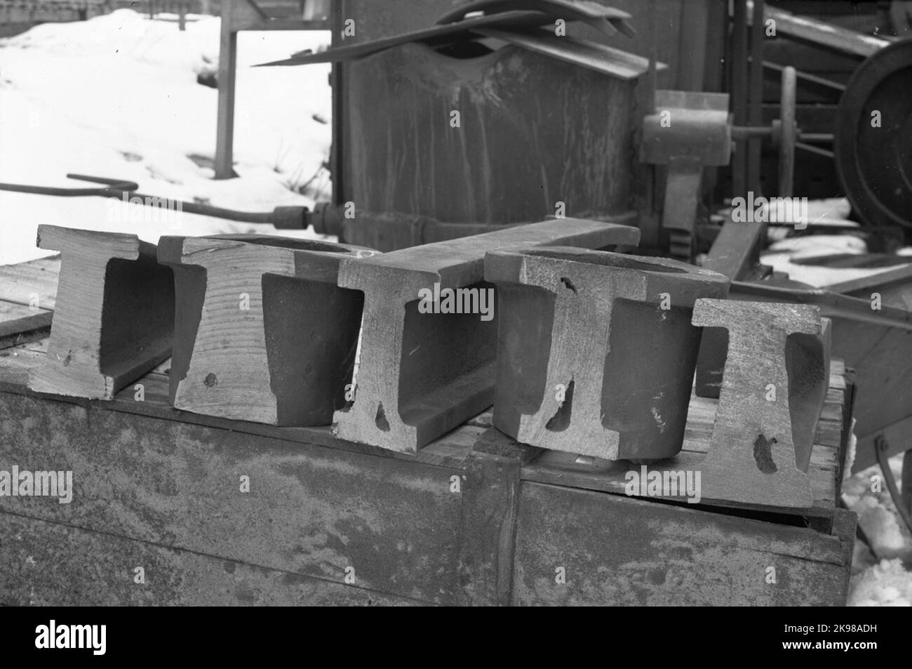 Average surfaces on Balance Bom Stock Photo - Alamy