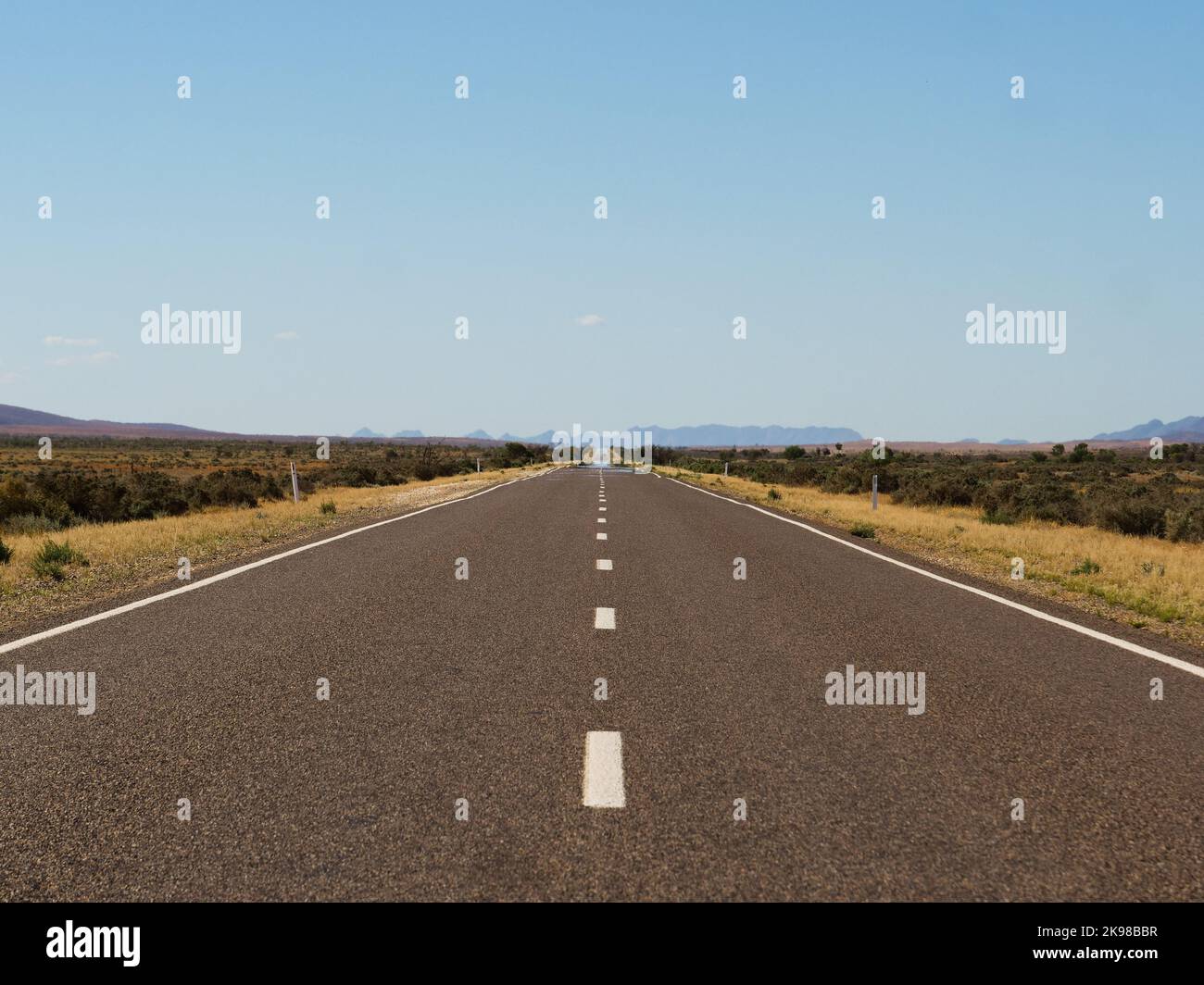 Road to nowhere. Outback South Australia Stock Photo - Alamy