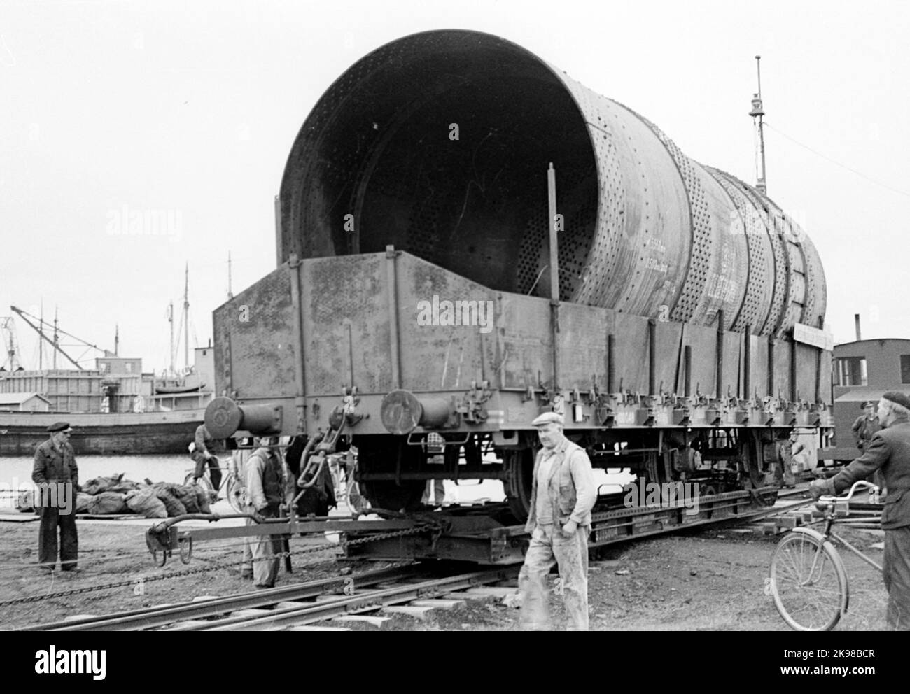 Transport of cement oven Kalmar - Degerhamn. Photographed by station ...