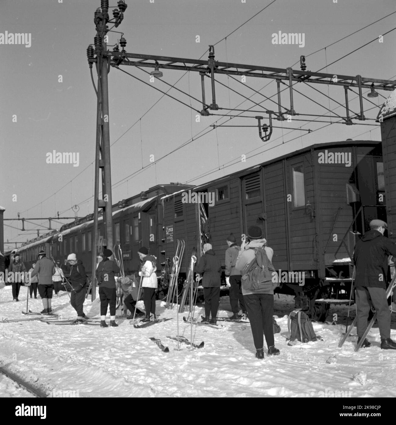 Winter sports enthusiasts in Black and White Stock Photos & Images - Alamy